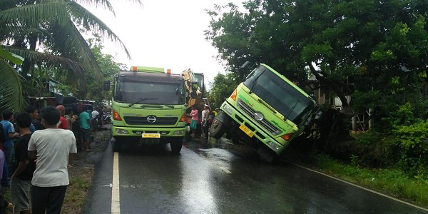 Jalan Licin, Dua Dump Truck Masuk Siring | GARUDA DAILY