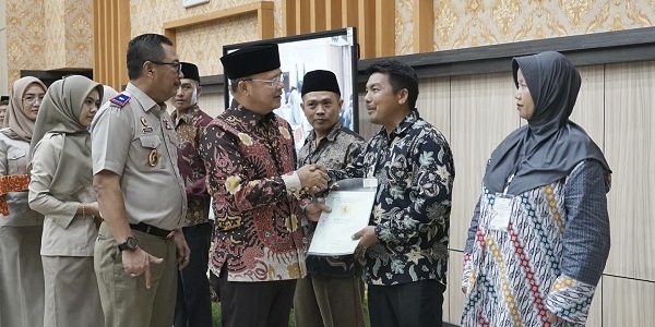 Rohidin Serahkan 200 Sertifikat PTSL | GARUDA DAILY